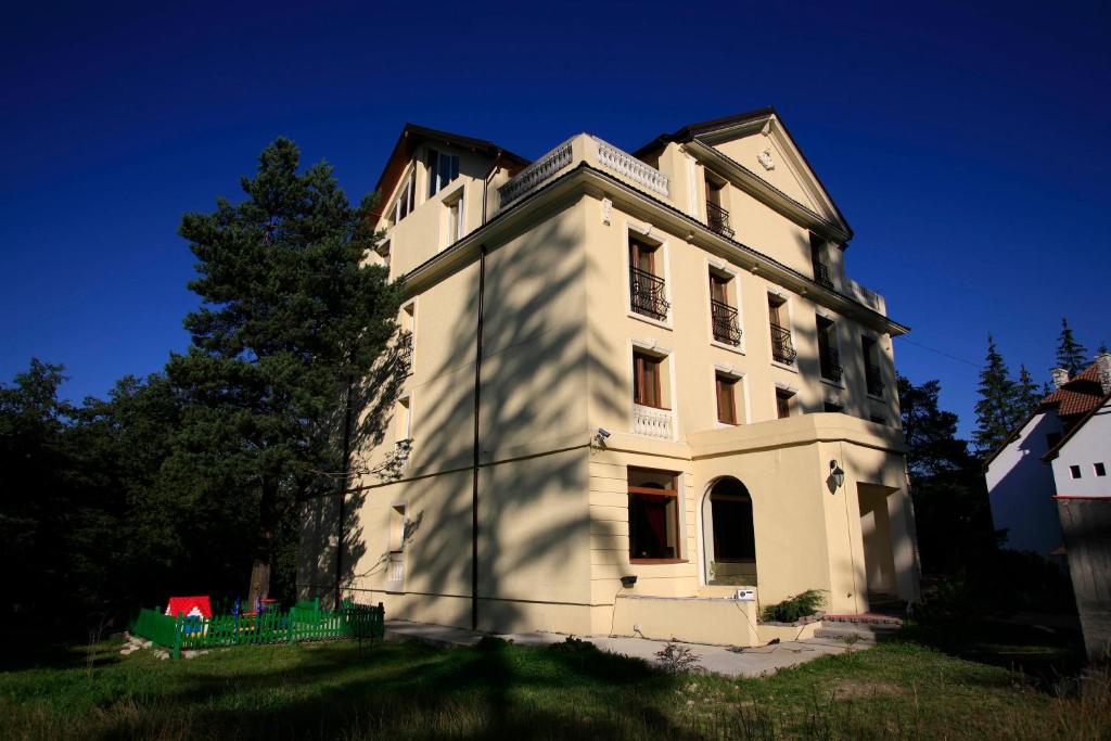 Afacere de vanzare - Hotel cu restaurant, priveliste si pozitionare ...